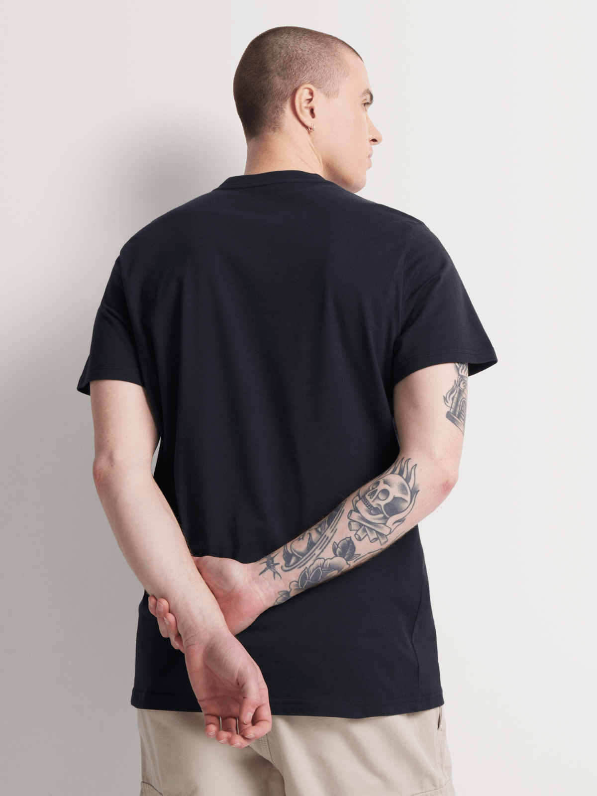 Markham Men's V-Neck Midweight Essential Black T-Shirt | Bash